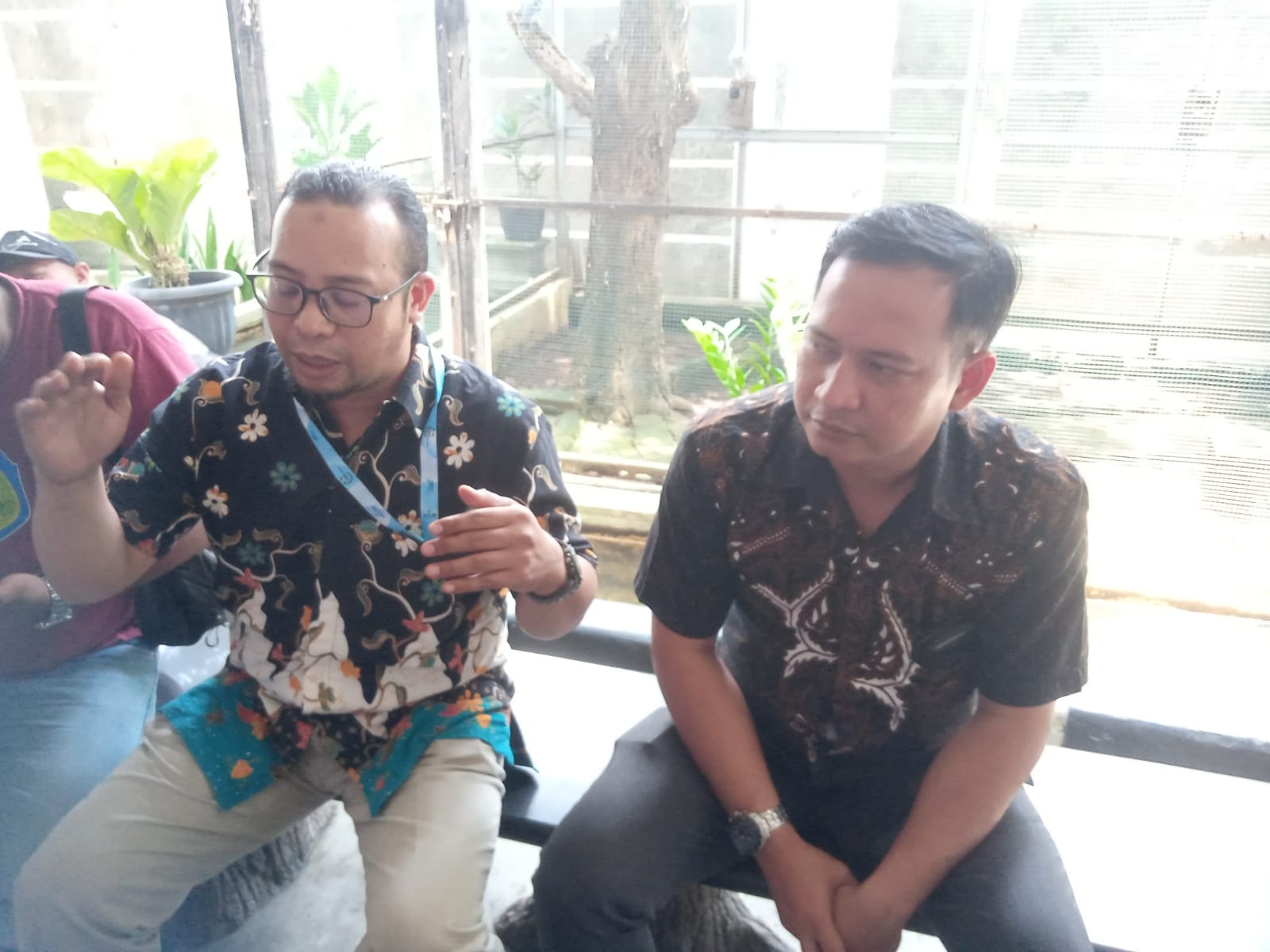 Manajer Bank BJB Indramayu Intimidasi Wartawan - Tjimanoek